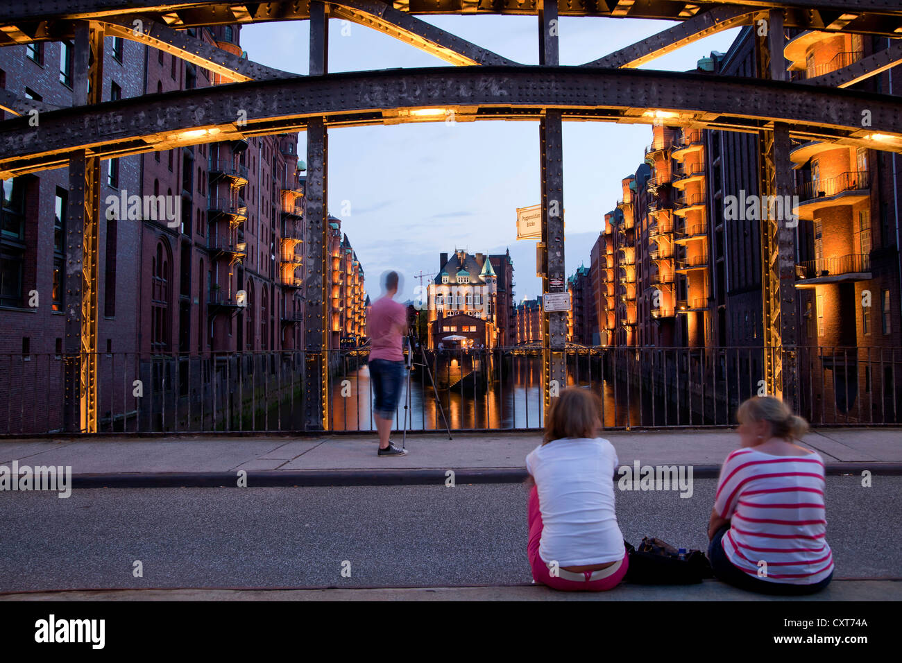 Visitors on Poggenmuehlenbruecke bridge, illuminated Fleetschloesschen ...