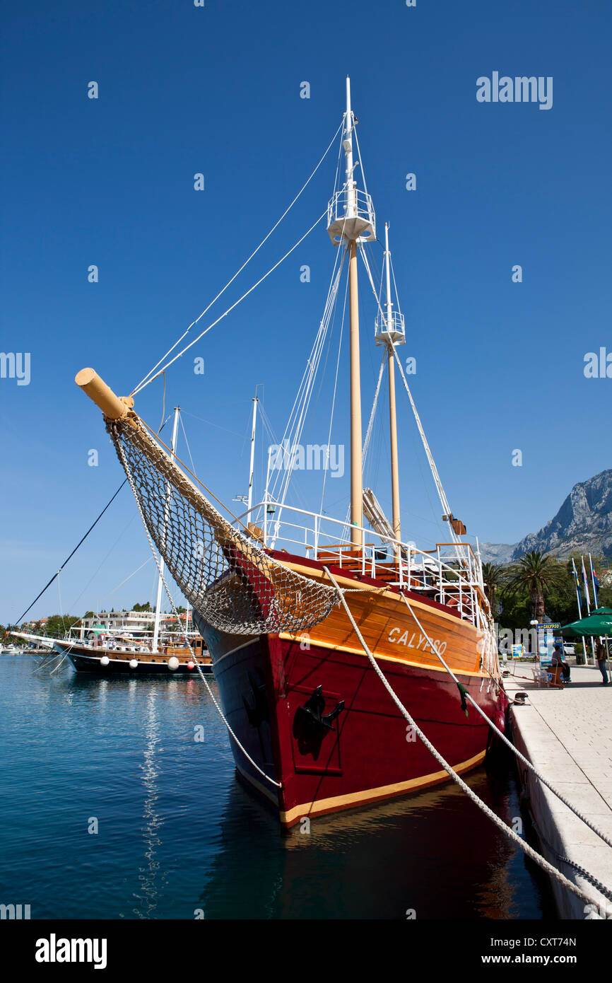 Calypso ship hi-res stock photography and images - Alamy