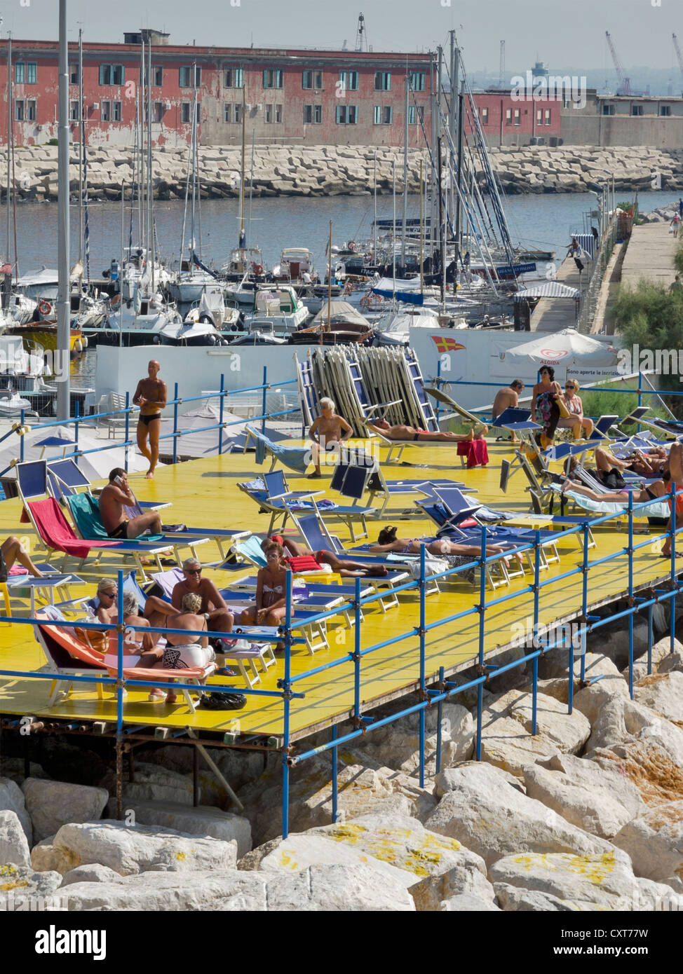 Sun bathers at the Via Nasario Sauro next to the harbour in Naples ...