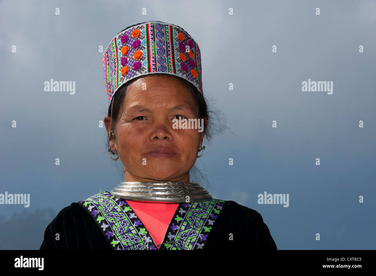 Traditional thai dress costume hi-res stock photography and images - Alamy