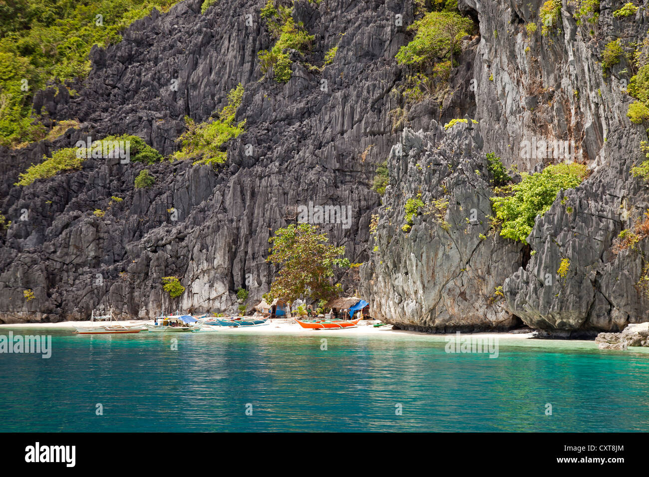 Bay on the steep limestone coast of Tapiutan Island, Bacuit archipelago ...