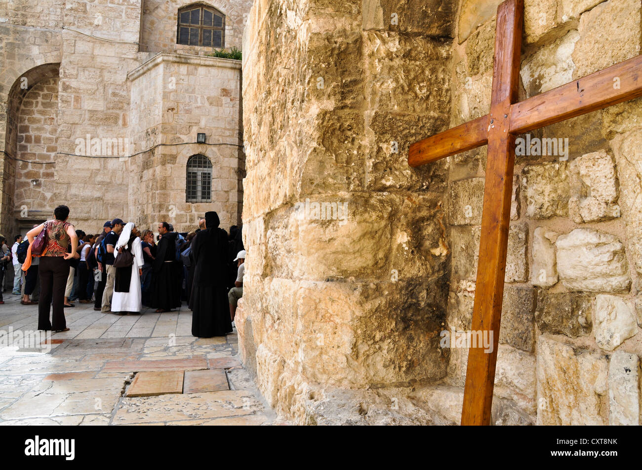 Cross on the Church of the Holy Sepulchre, Christian quarter, Old City ...