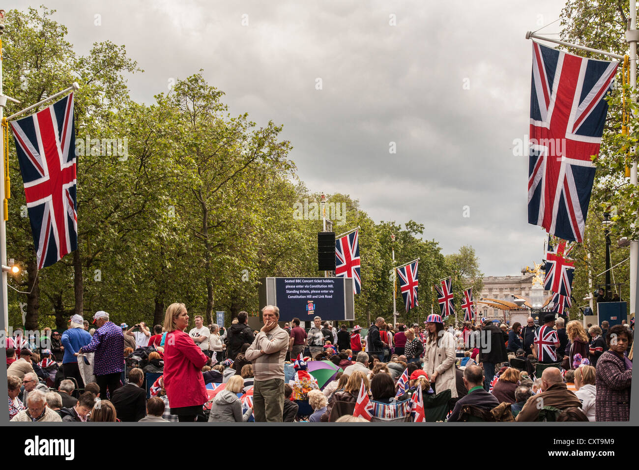 crowds gathering on The Mall, Queen's Jubilee weekend, London Stock ...