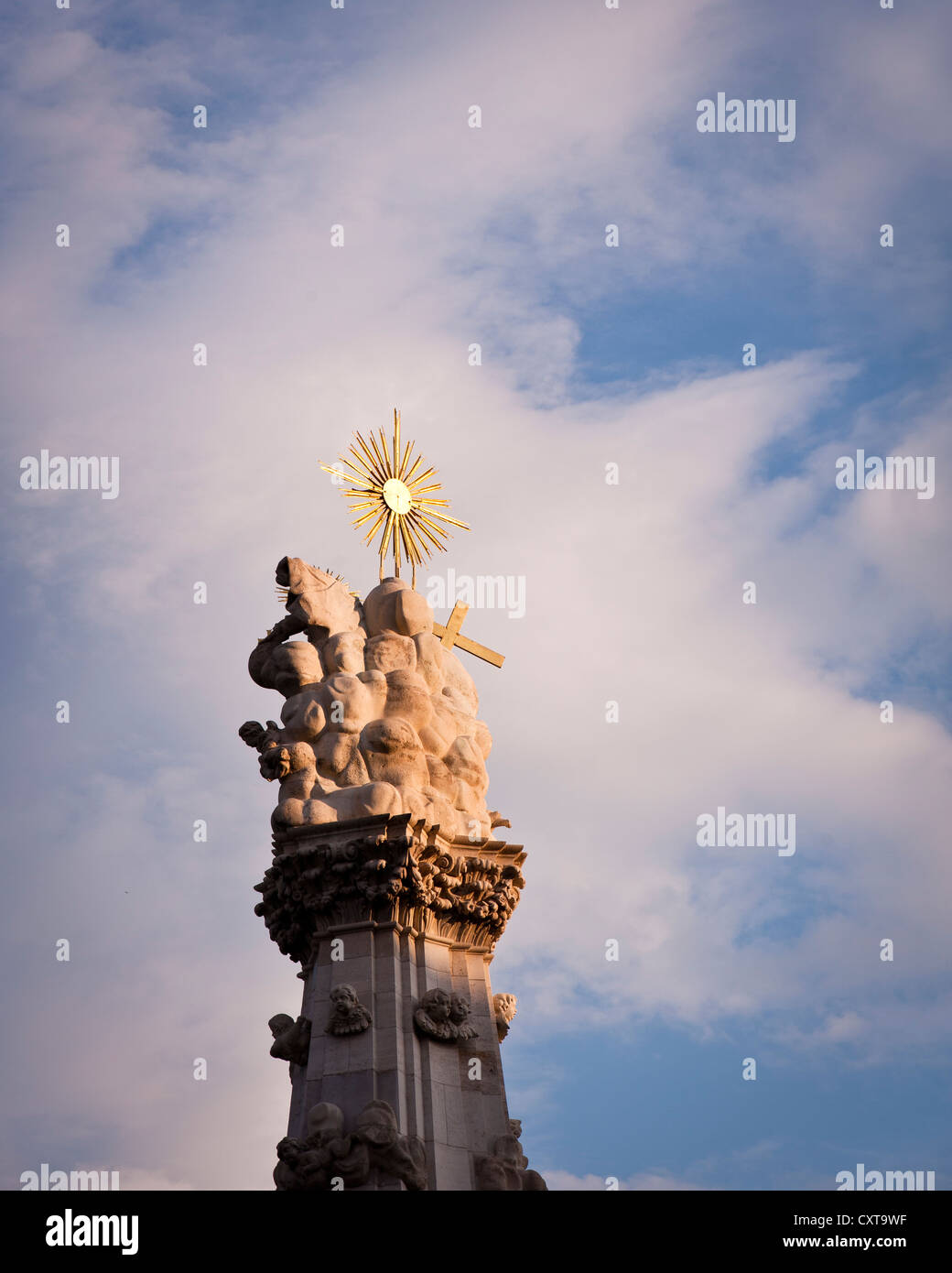 Sun lighting up the Holy Trinity statue, Budapest Stock Photo - Alamy