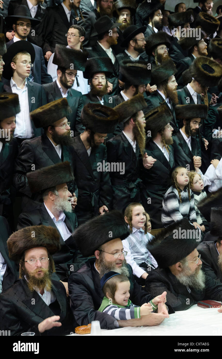 Ultra orthodox jews during a tish ceremony in a Sukkah booth. Mea ...