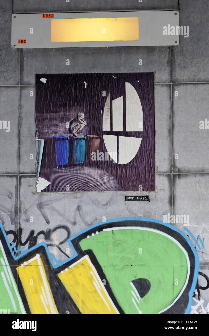 Man staring at painting hi-res stock photography and images - Alamy