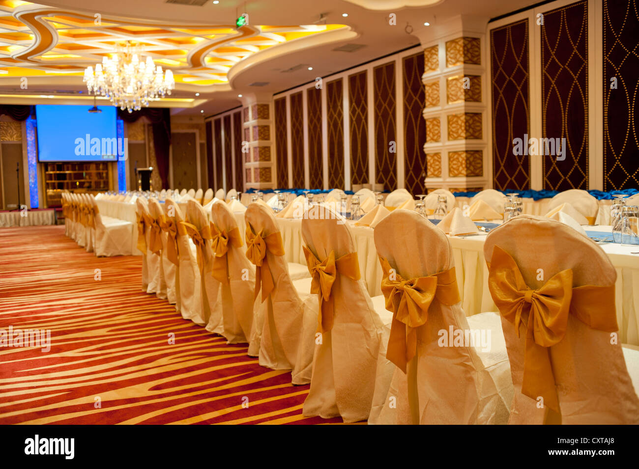 Interior restaurant scene hi-res stock photography and images - Alamy