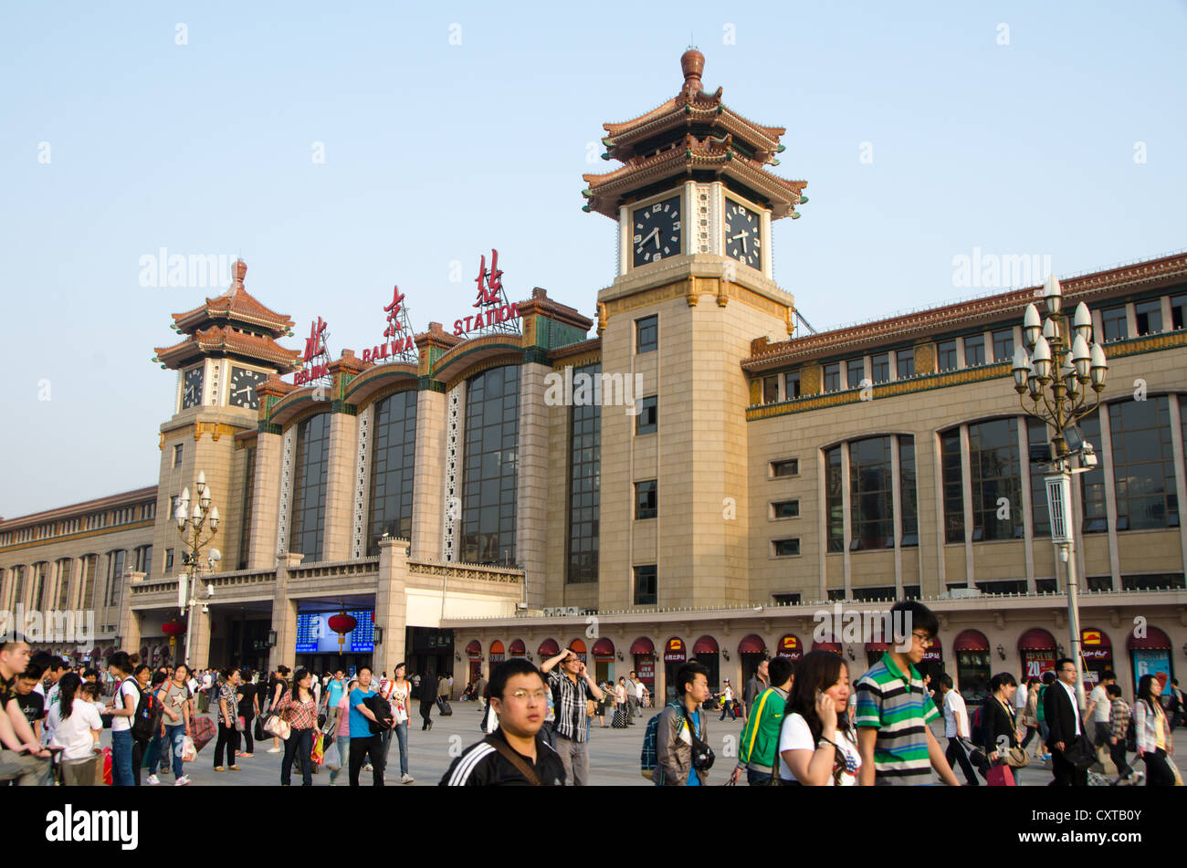 Busy chinese station hi-res stock photography and images - Alamy