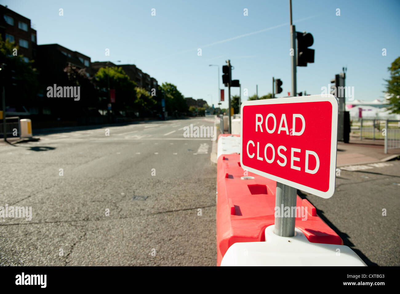 Empty road with red "ROAD CLOSED" sign Stock Photo - Alamy