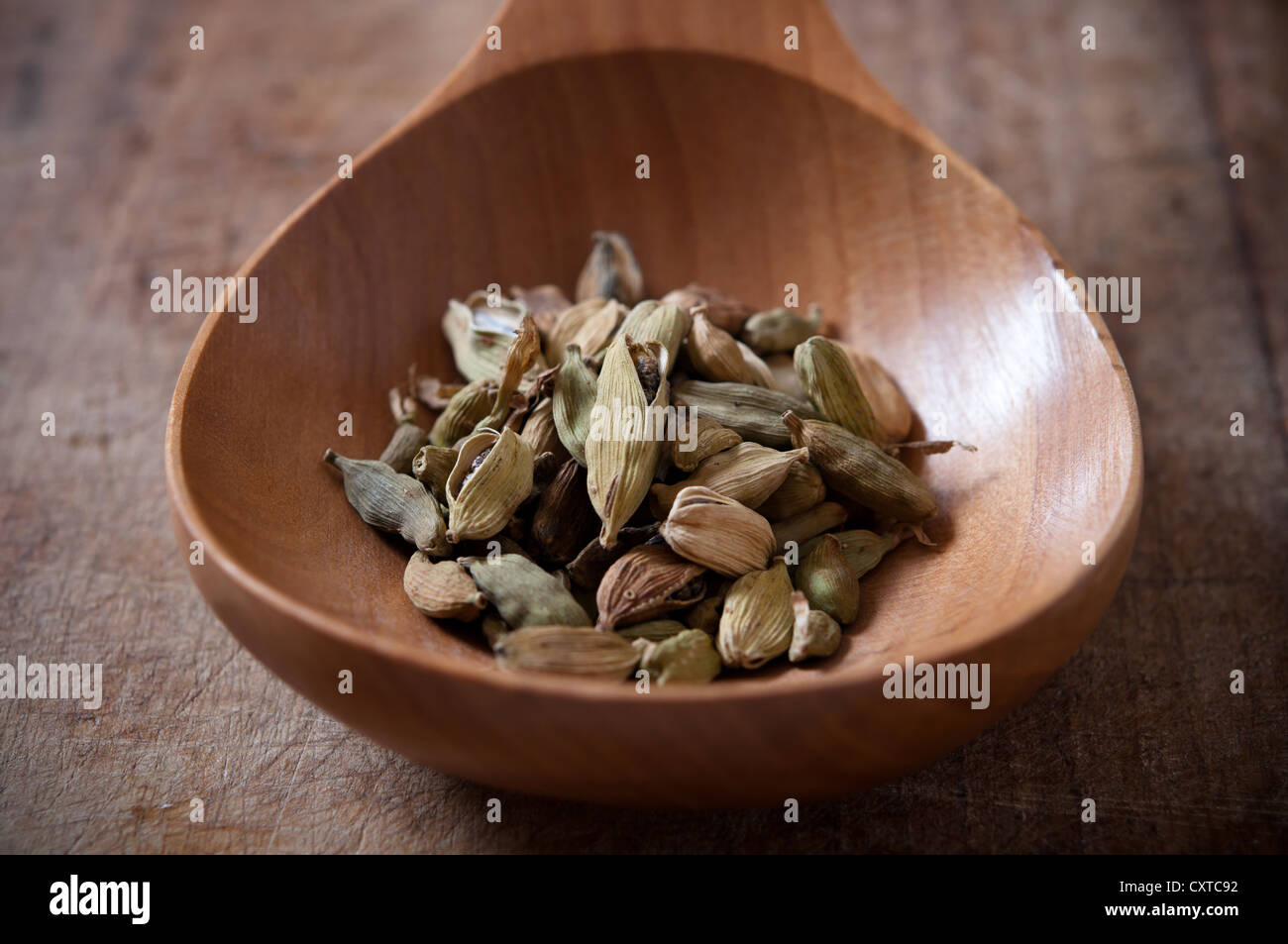 cardamom on wooden spoon Stock Photo - Alamy