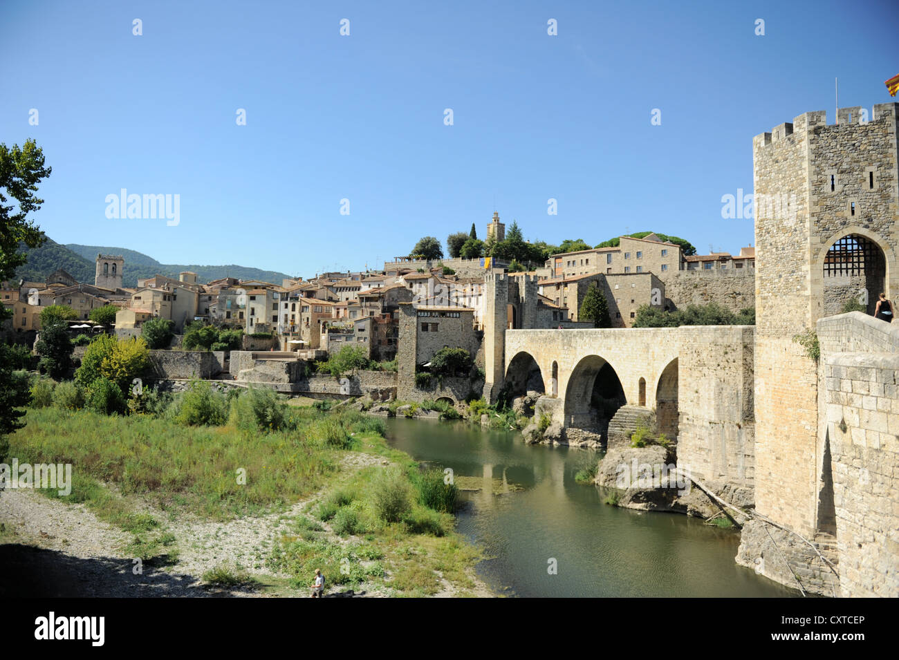 Medieval town of Besalu, Catalonia, Spain, Fortified bridge over Fluvia ...
