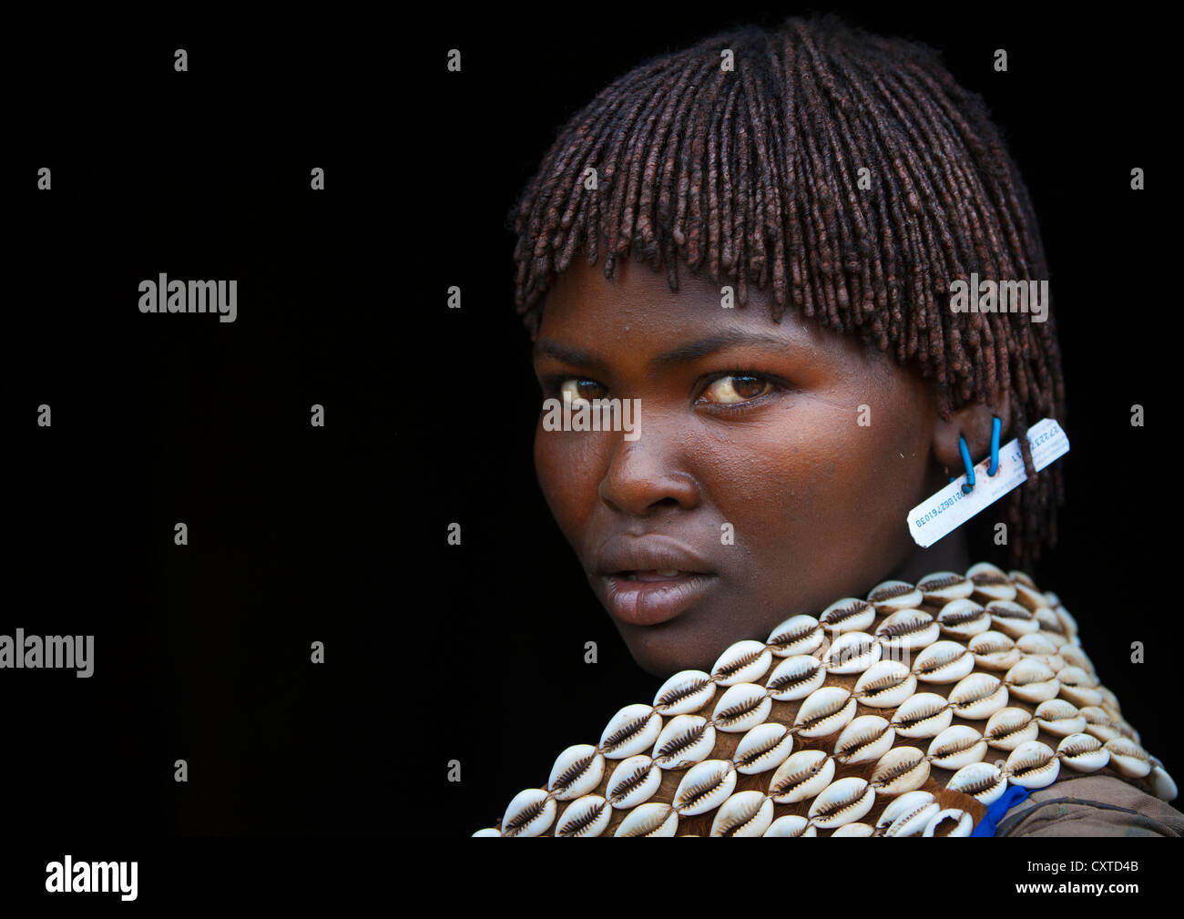 Ethiopian girl looking phone hi-res stock photography and images - Alamy