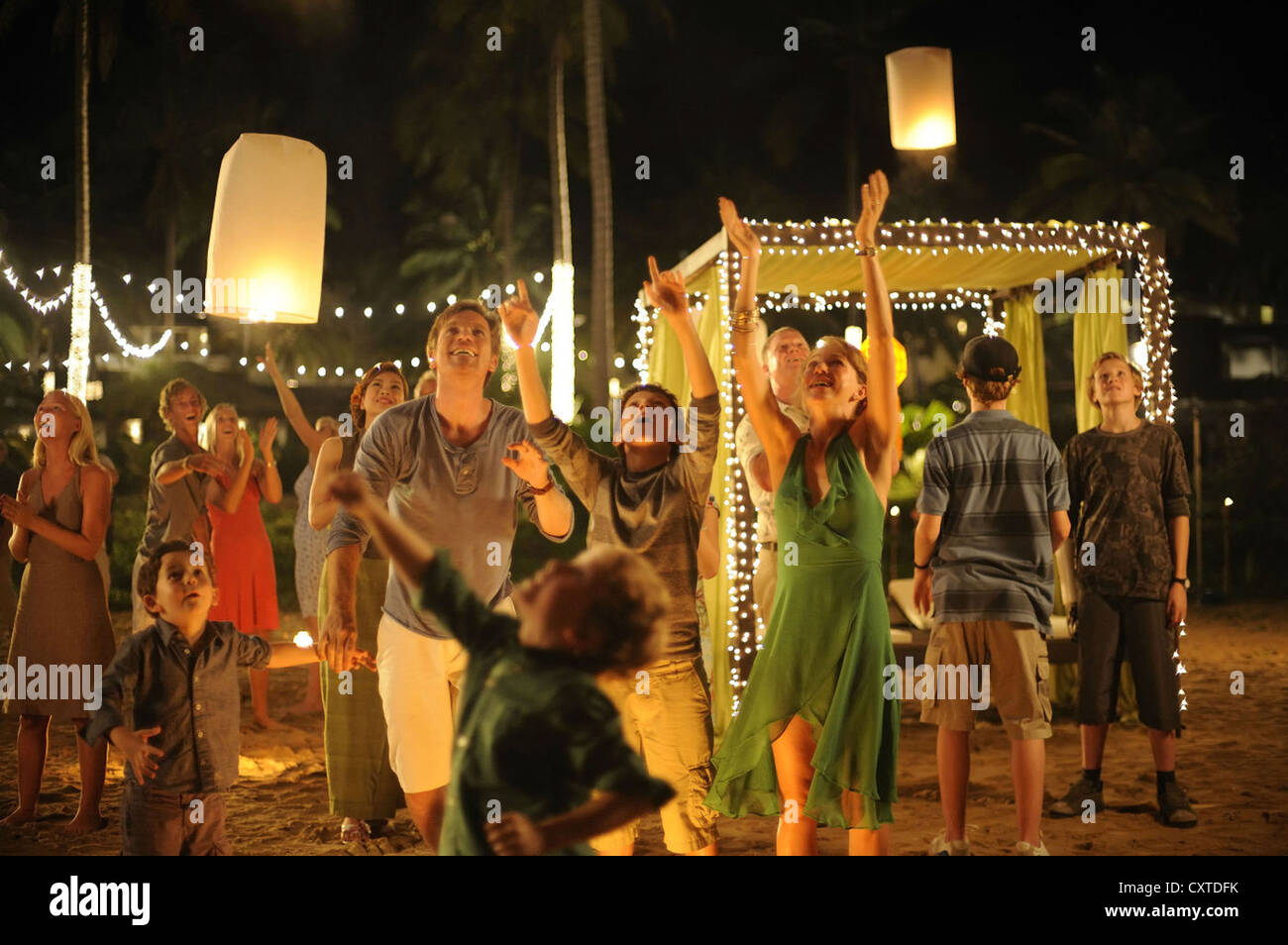 THE IMPOSSIBLE (2012) OAKLEE PENDERGAST EWAN MCGREGOR TOM HOLLAND NAOMI ...