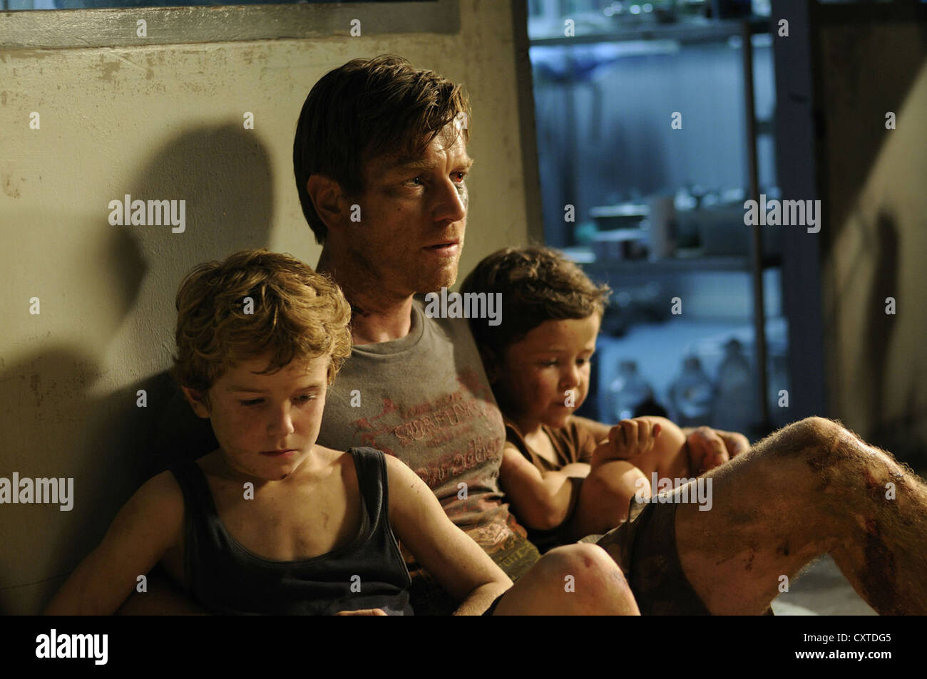 THE IMPOSSIBLE (2012) SAMUEL JOSLIN, EWAN MCGREGOR, OAKLEE PENDERGAST ...
