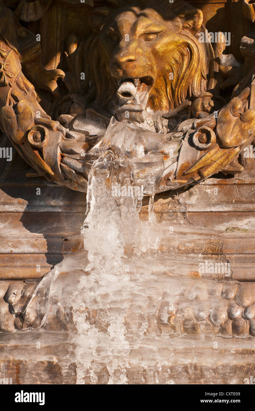 Frozen fountain hi-res stock photography and images - Alamy