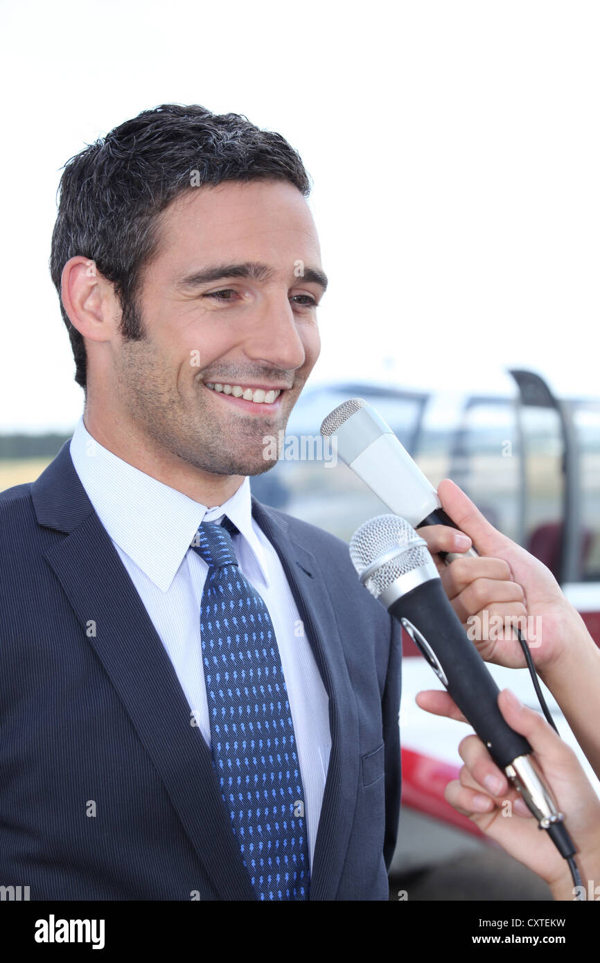 Reporters talking hi-res stock photography and images - Alamy