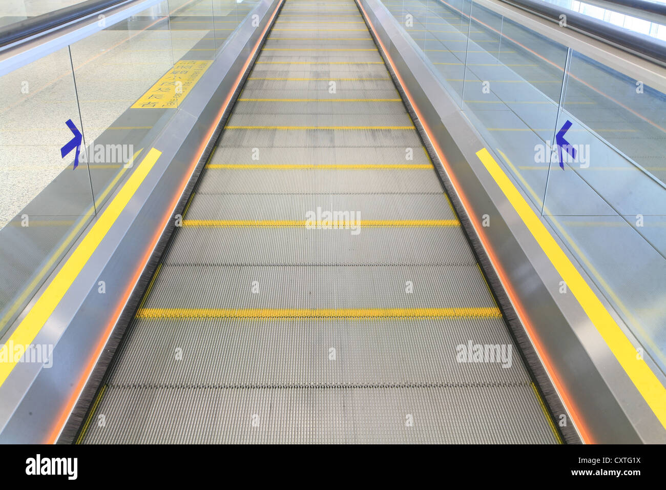 Modern arrows hi-res stock photography and images - Alamy