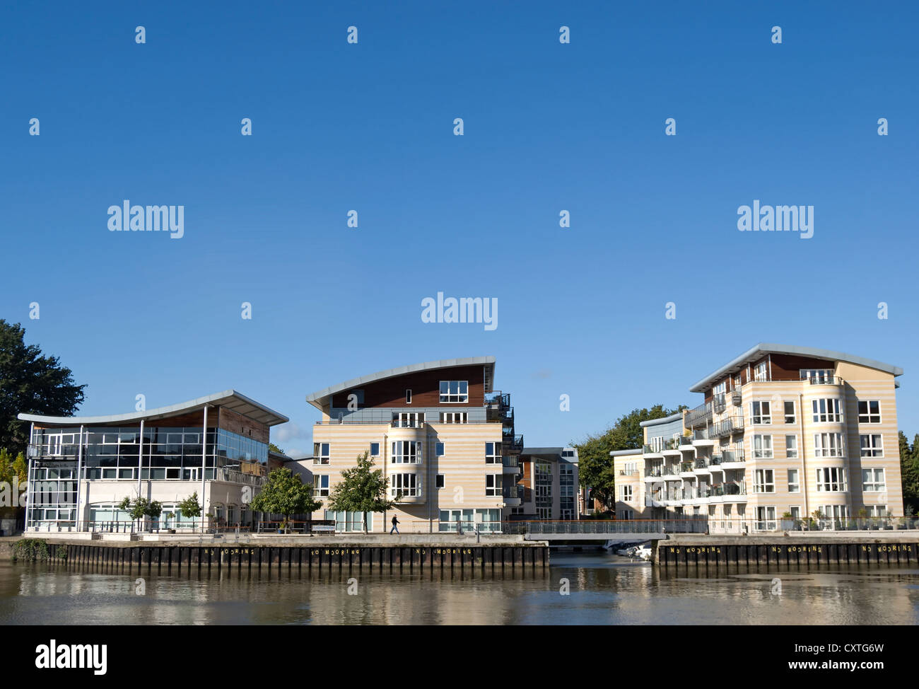 Apartment block beside river hi-res stock photography and images - Alamy