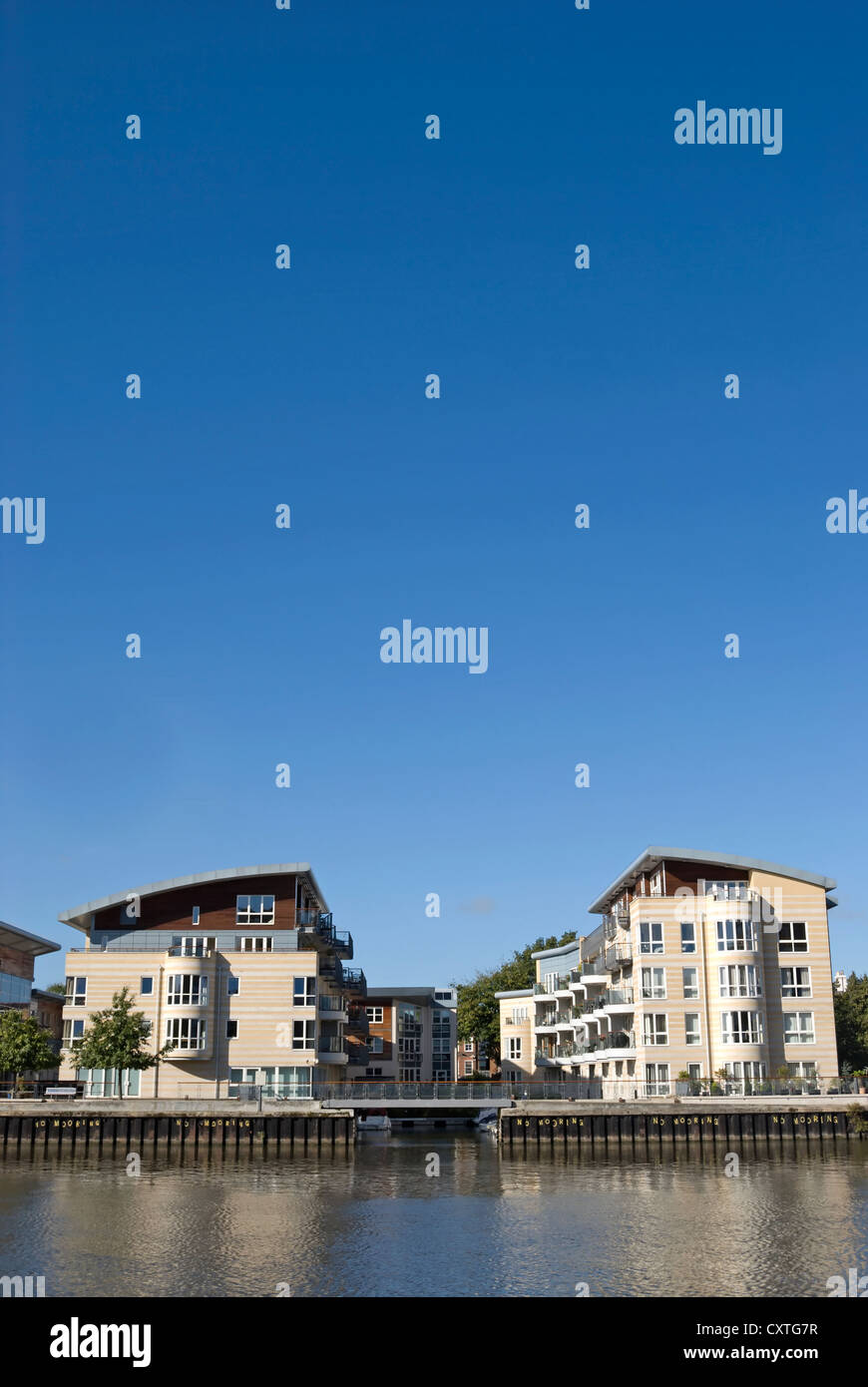 Luxury riverside living river thames hi-res stock photography and ...