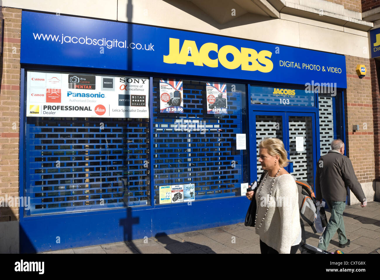 Shuttered closed retail shop hi-res stock photography and images - Alamy