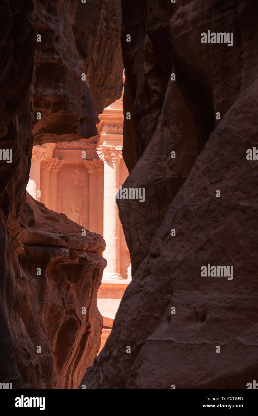 First glimpse of The Treasury (Khaznat el-Faroun) from Al-Siq, Petra ...