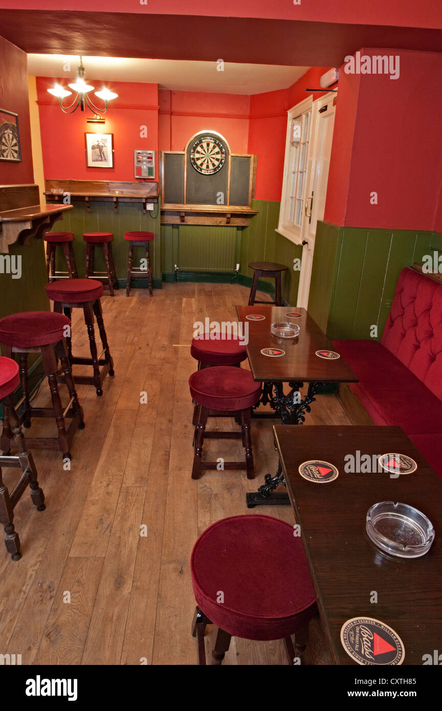 Kings arms pub hi-res stock photography and images - Alamy