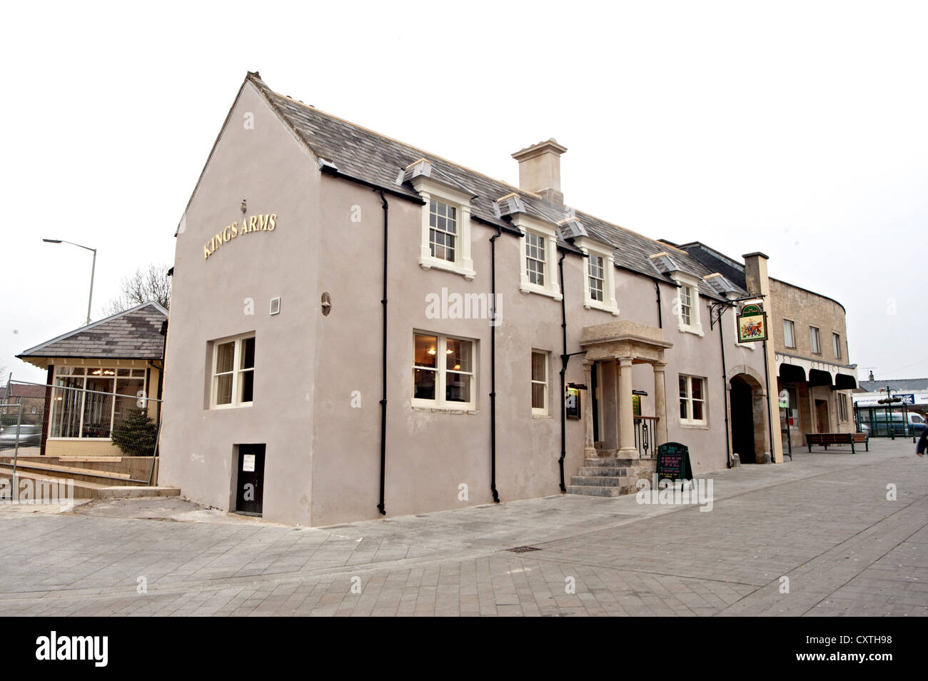 kings arms pub bar Stock Photo - Alamy