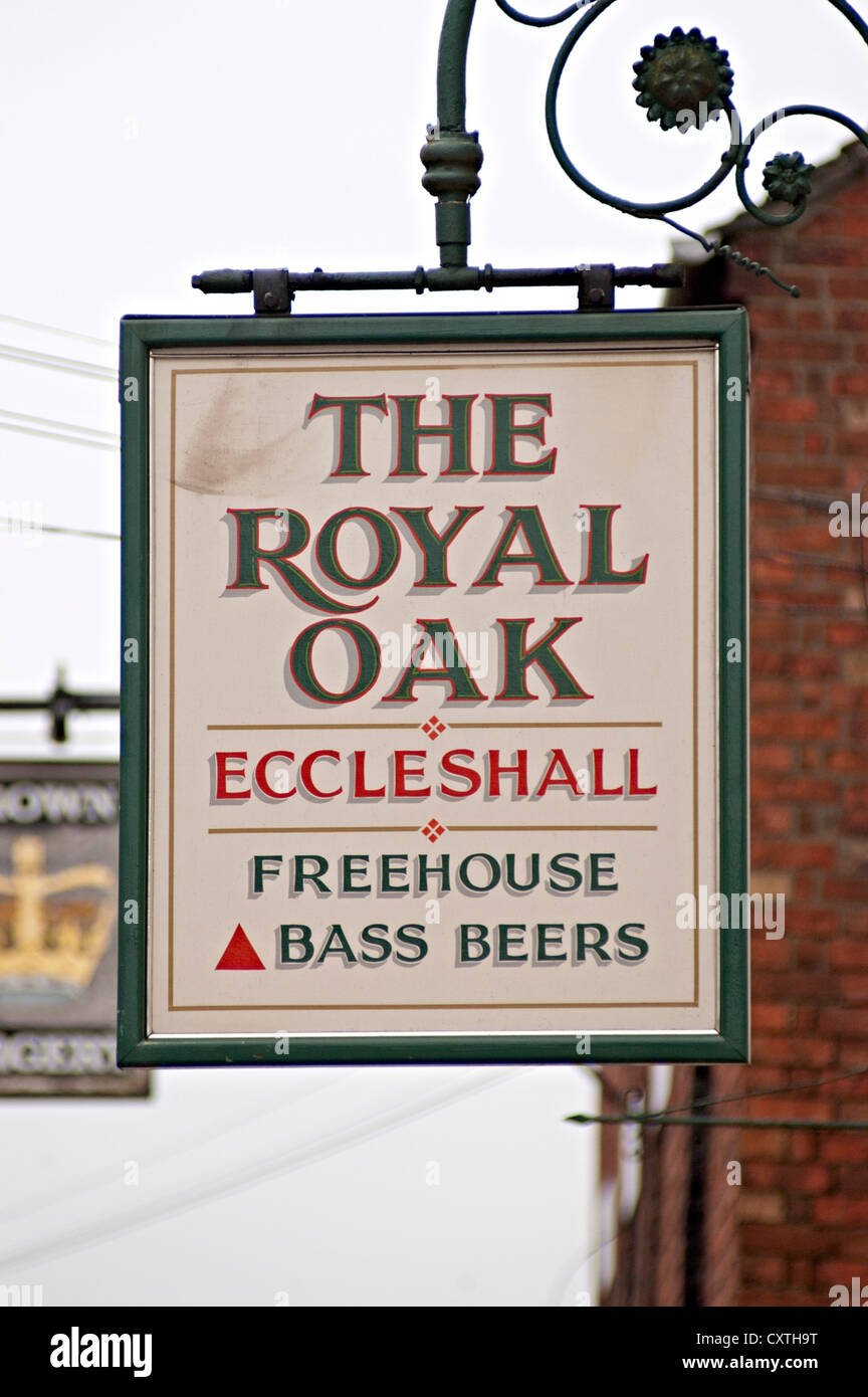 Royal oak pub sign hi-res stock photography and images - Alamy