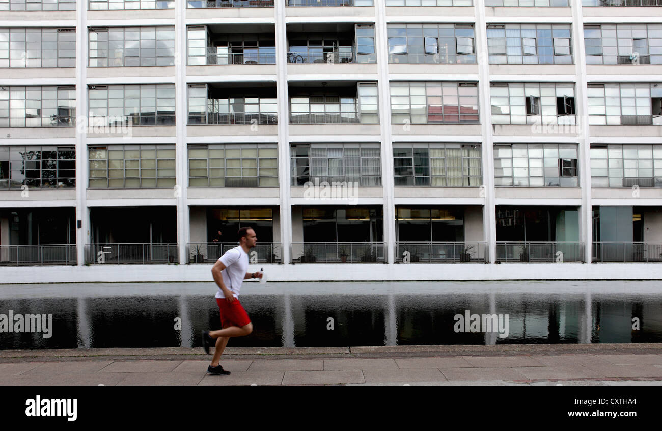 Man structure on street hi-res stock photography and images - Alamy