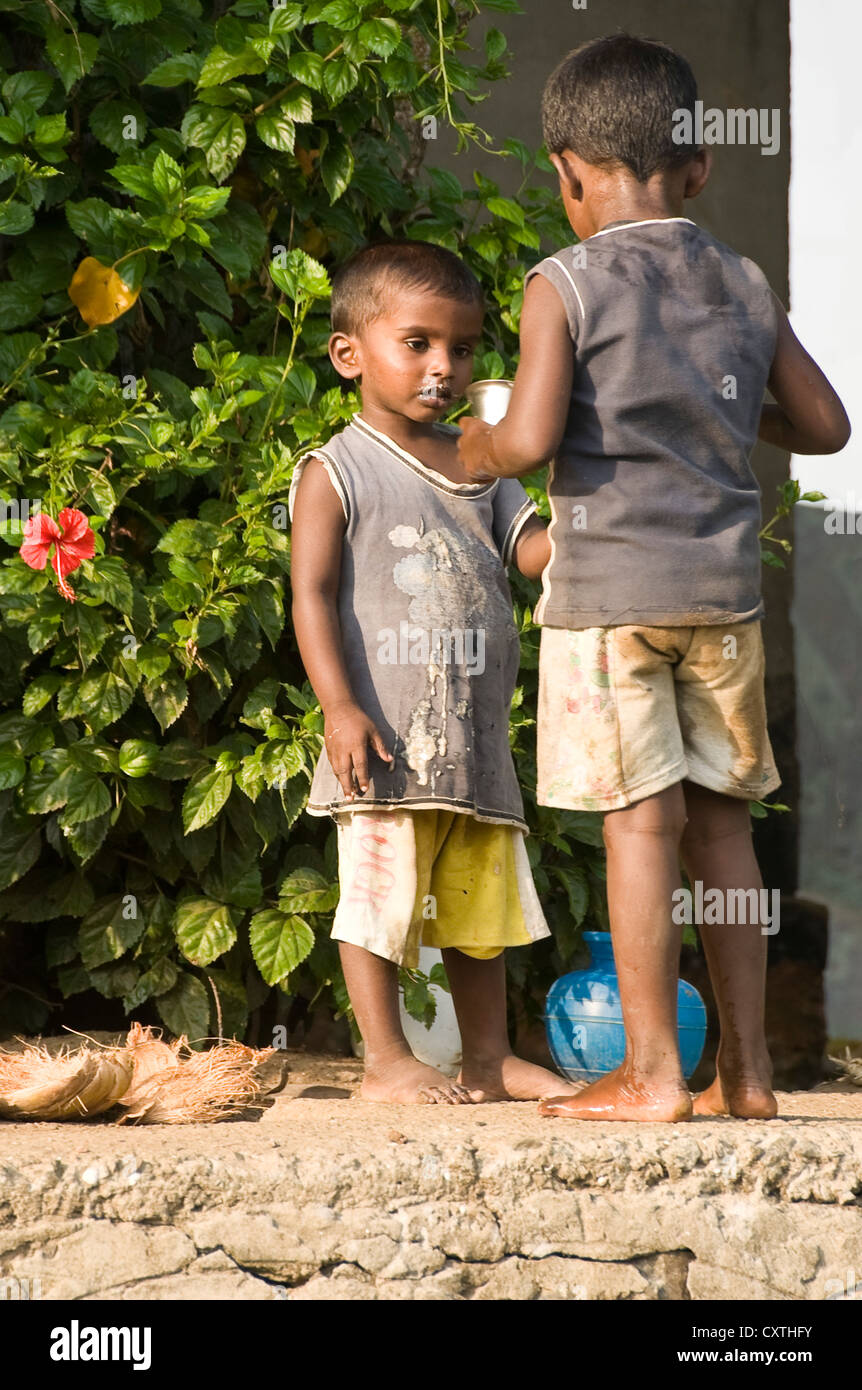 Poor indian boys hi-res stock photography and images - Alamy