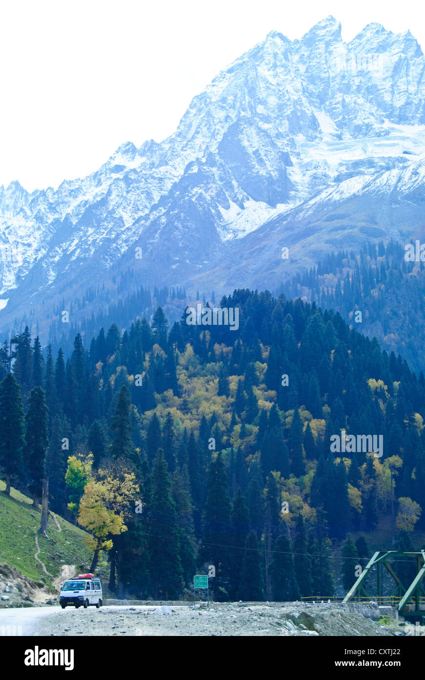 The road to Sonamarg valley Stock Photo - Alamy