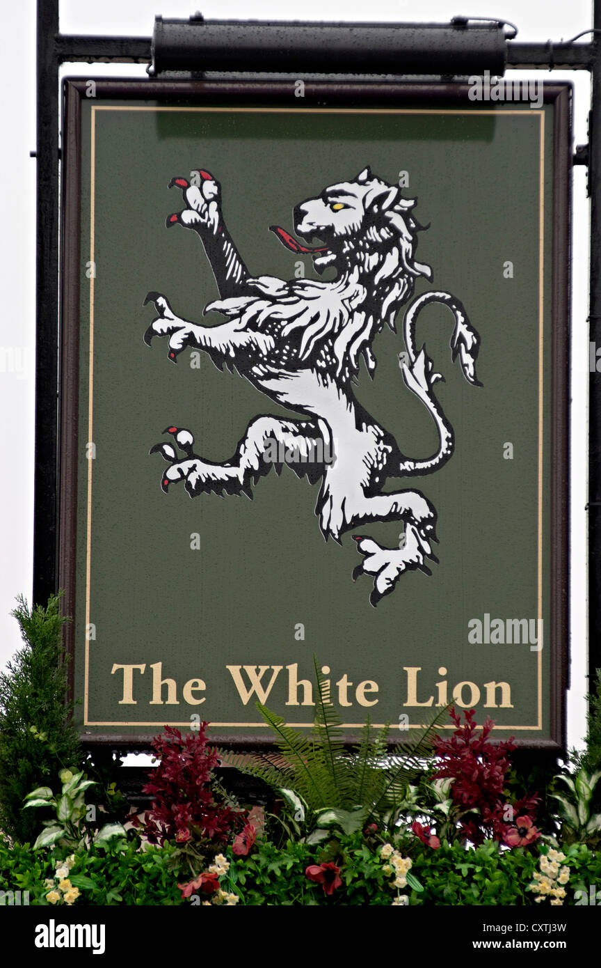 Old white lion pub hi-res stock photography and images - Alamy