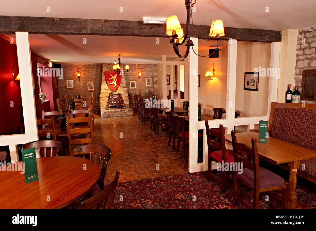 the white lion pub interior Stock Photo - Alamy