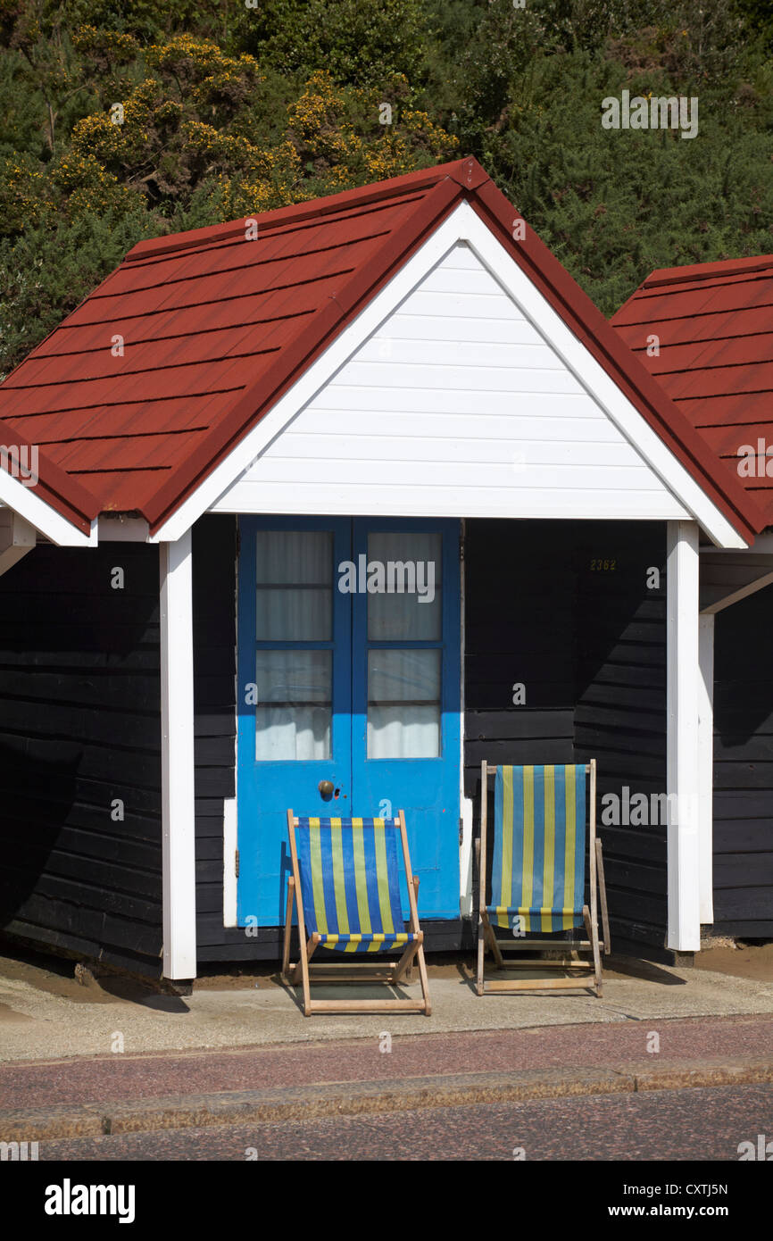 Empty deckchair outside beach hut hi-res stock photography and images ...