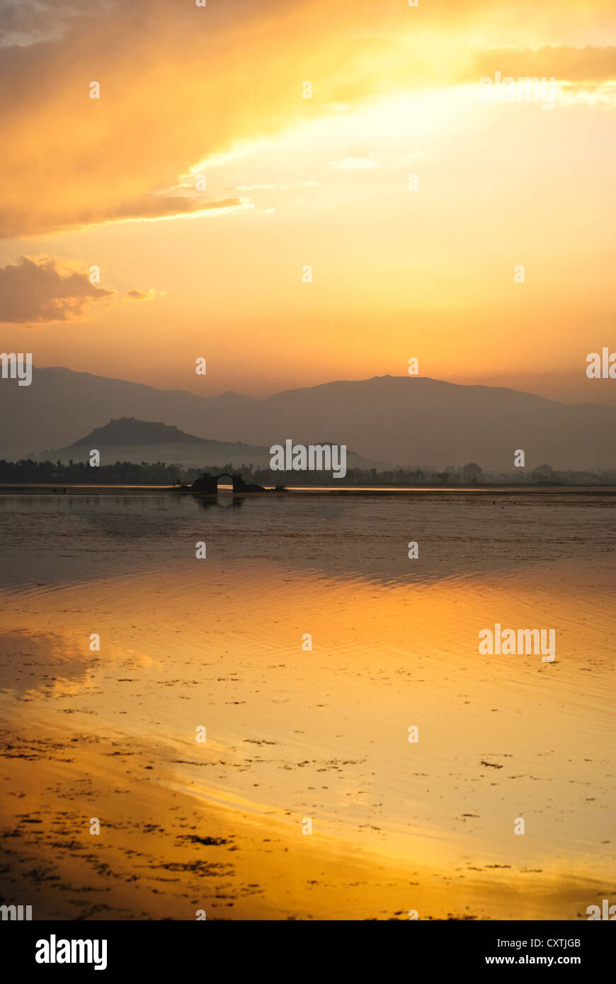 Sunset at Dal Lake, Srinagar, Kashmir Stock Photo - Alamy
