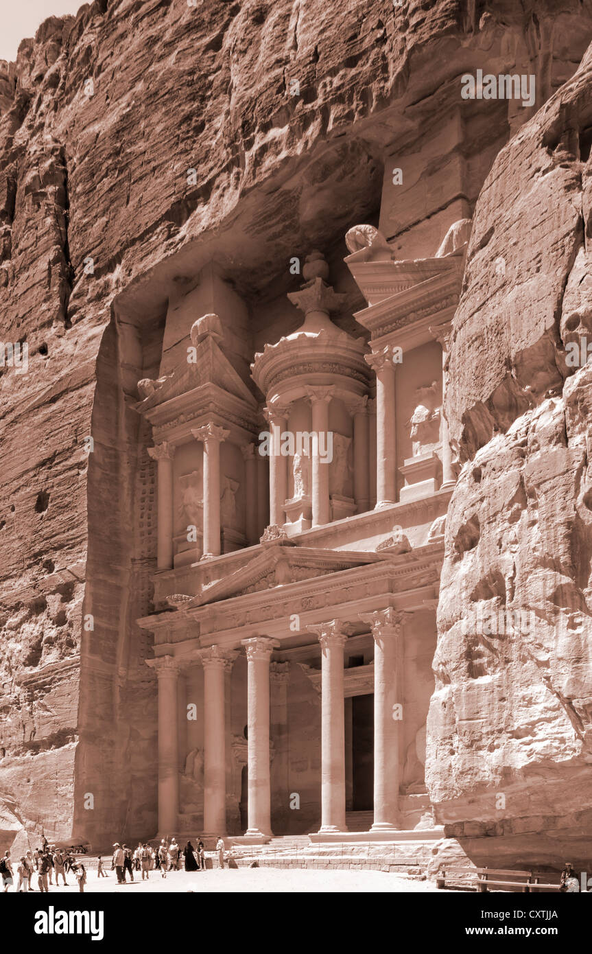 The Treasury (Khaznat el-Faroun), Petra, Jordan Stock Photo - Alamy