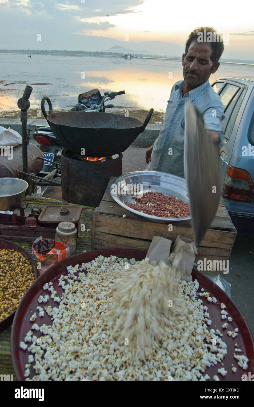 Vendor popcorn hi-res stock photography and images - Alamy