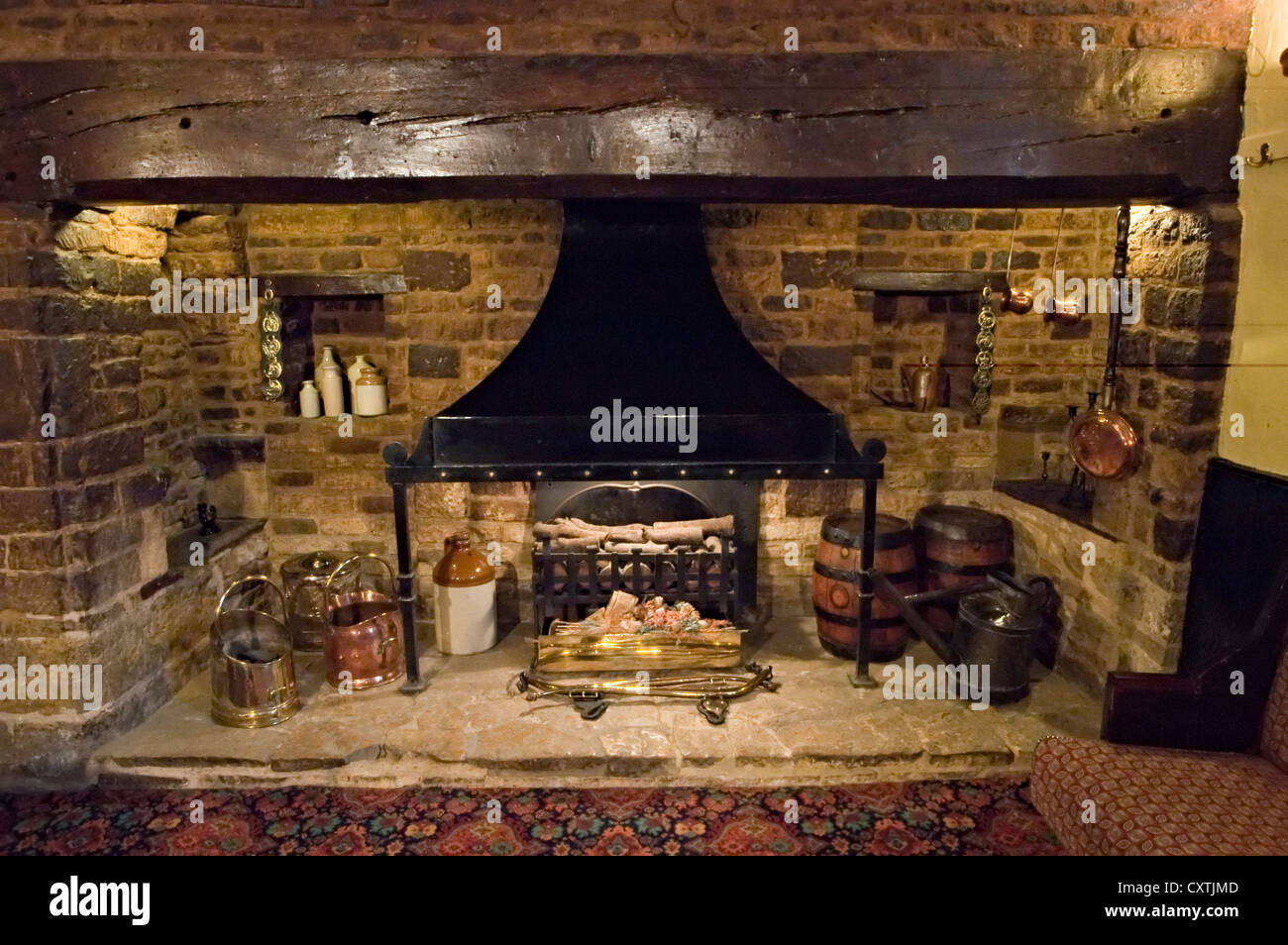 Traditional pub interior fireplace hi-res stock photography and images ...