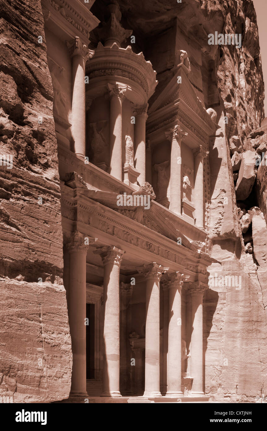 The Treasury (Khaznat el-Faroun), Petra, Jordan Stock Photo - Alamy