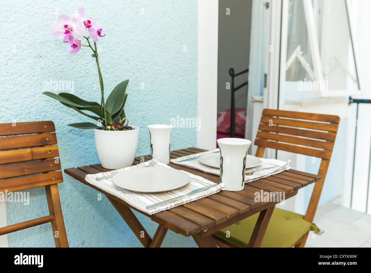 Alfresco terrace table hi-res stock photography and images - Alamy