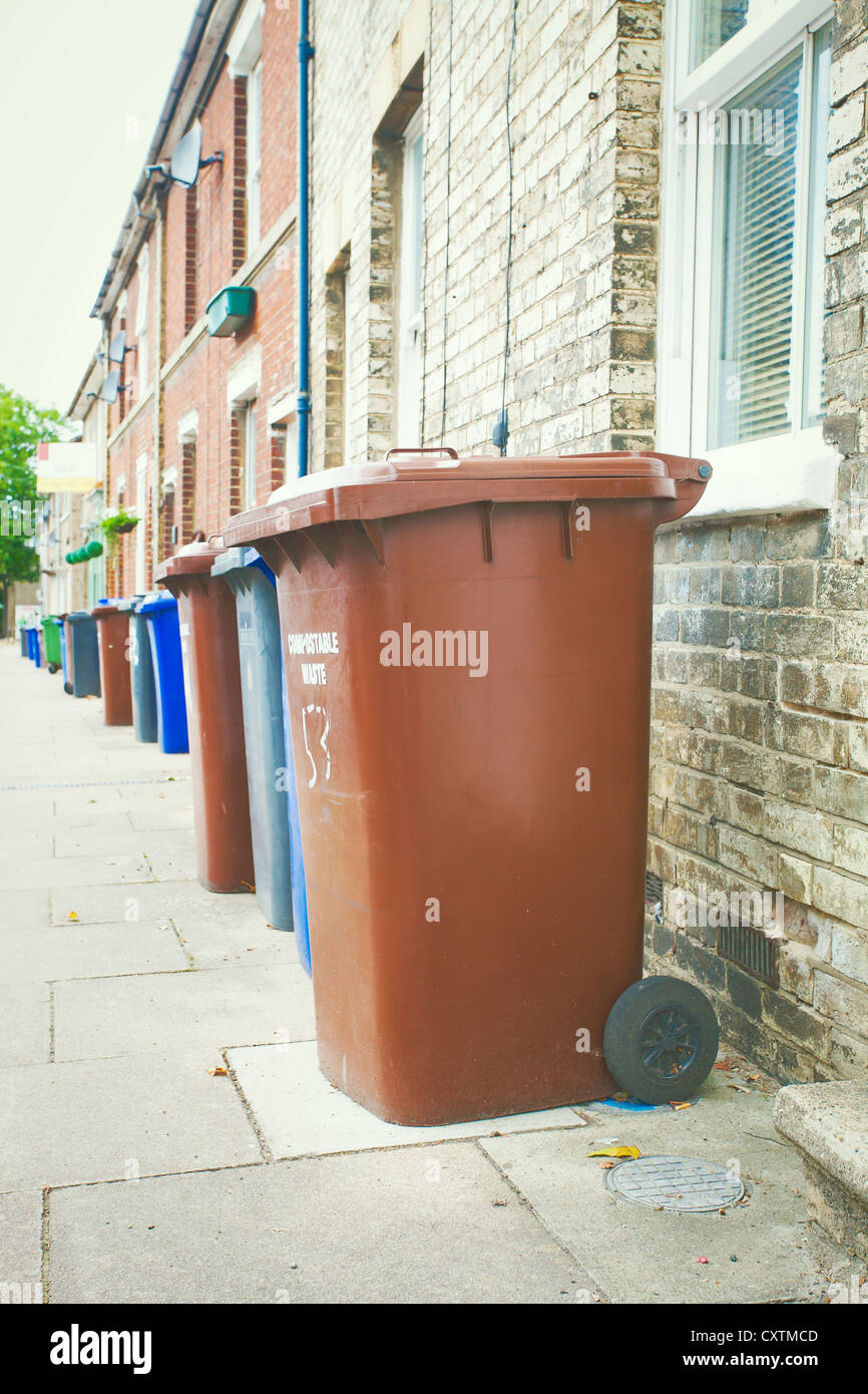 Rubbish bins and neighbourhood hi-res stock photography and images - Alamy