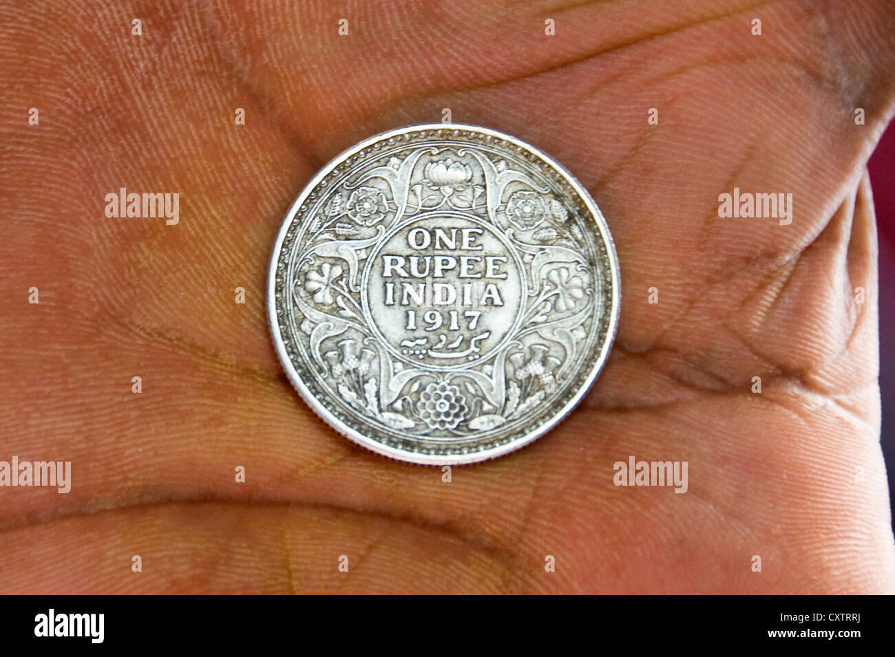 Indian 1 rupee coin hi-res stock photography and images - Alamy