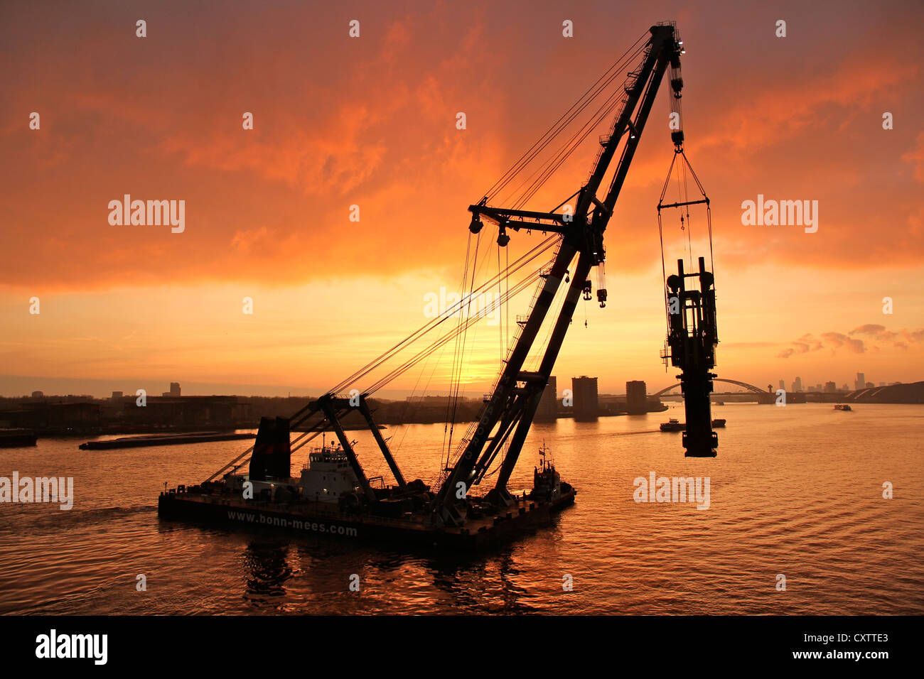 Heavy lift crane barge hi-res stock photography and images - Alamy