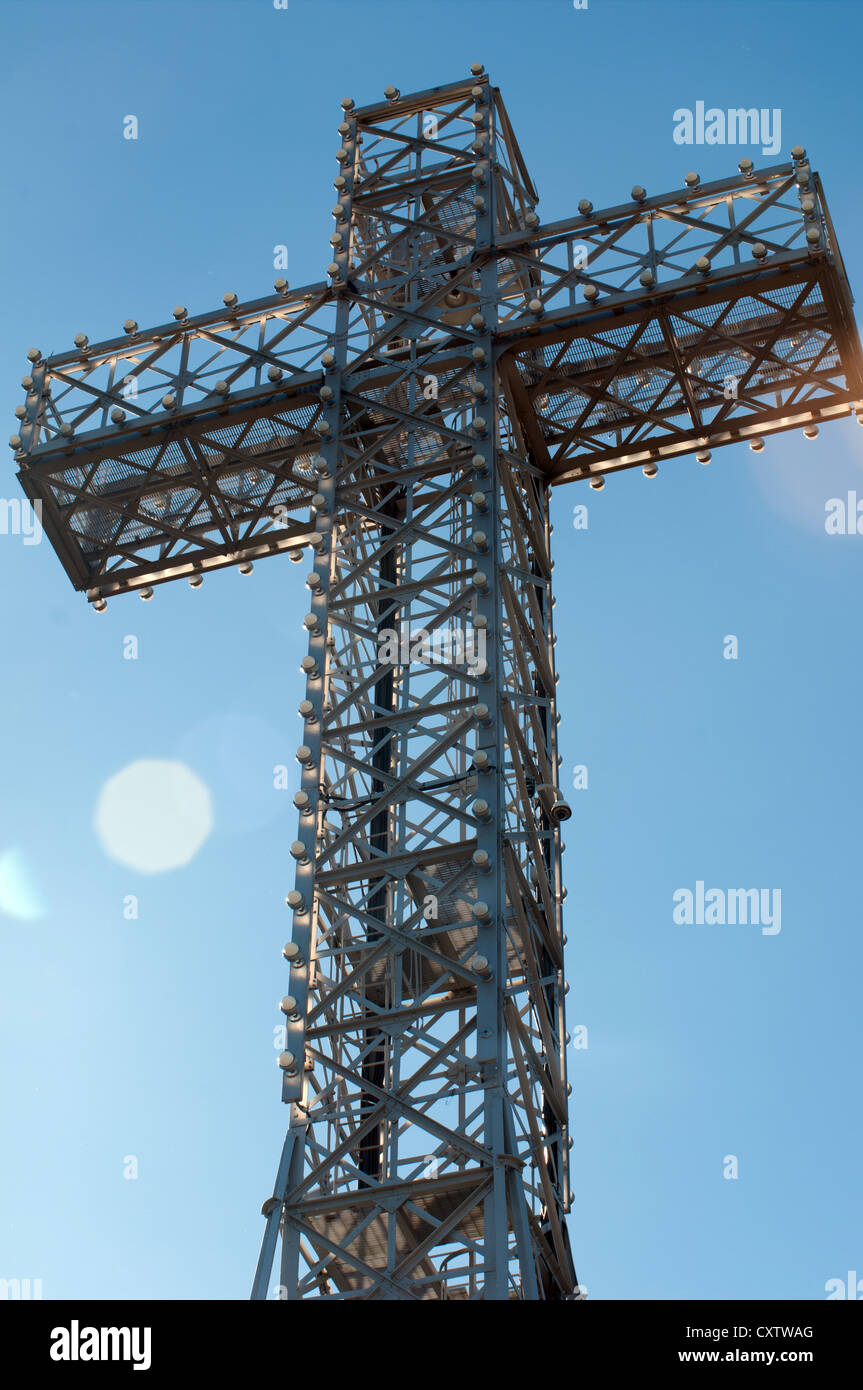 Illuminated Giant Cross On The Summit Of Mount Royal Park, Montreal ...