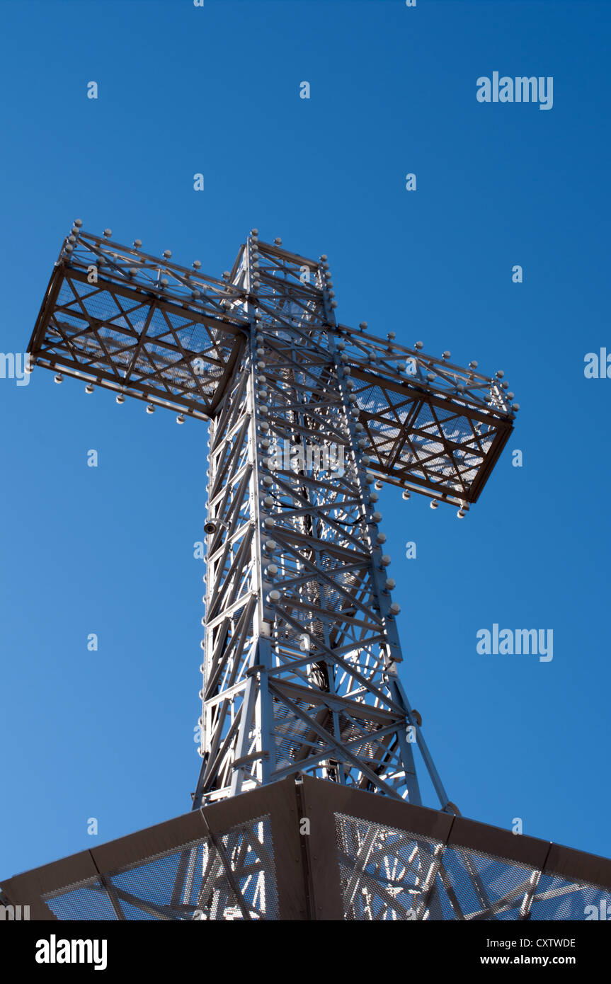 Illuminated Giant Cross On The Summit Of Mount Royal Park, Montreal ...