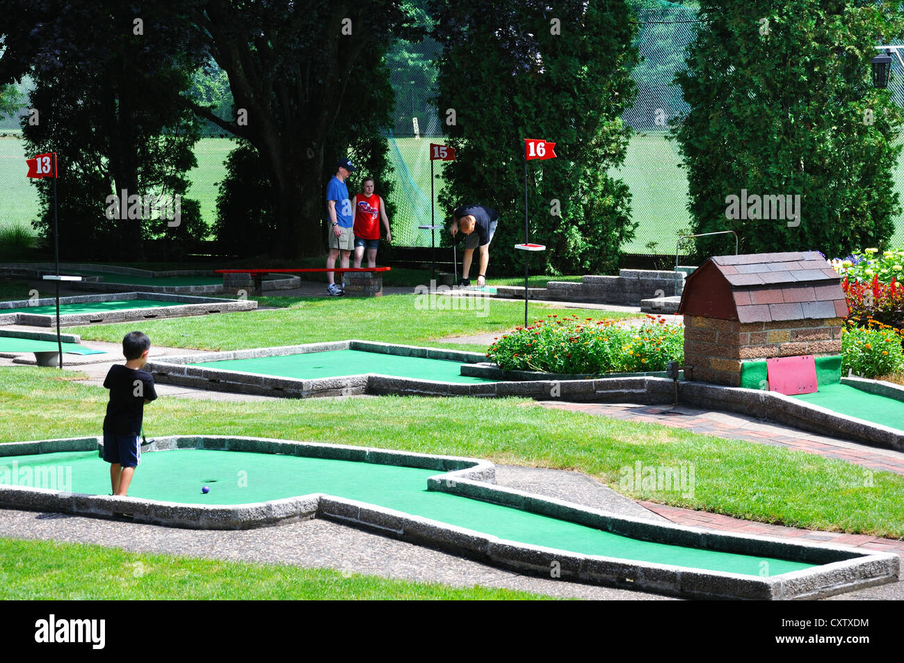 Kids playing mini golf hi-res stock photography and images - Alamy