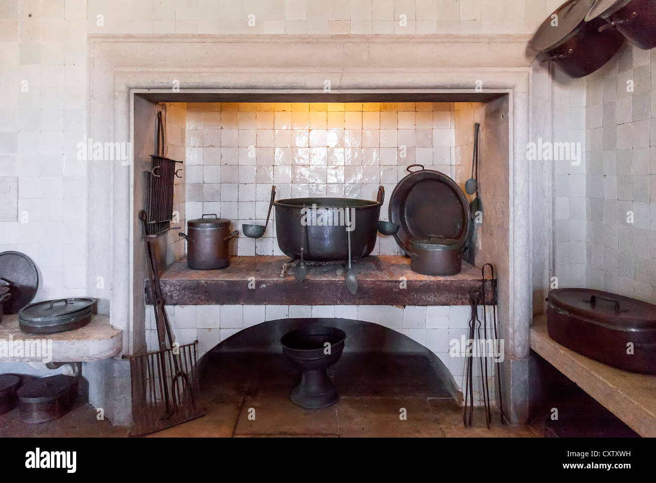 Copper pots and pans hi-res stock photography and images - Alamy