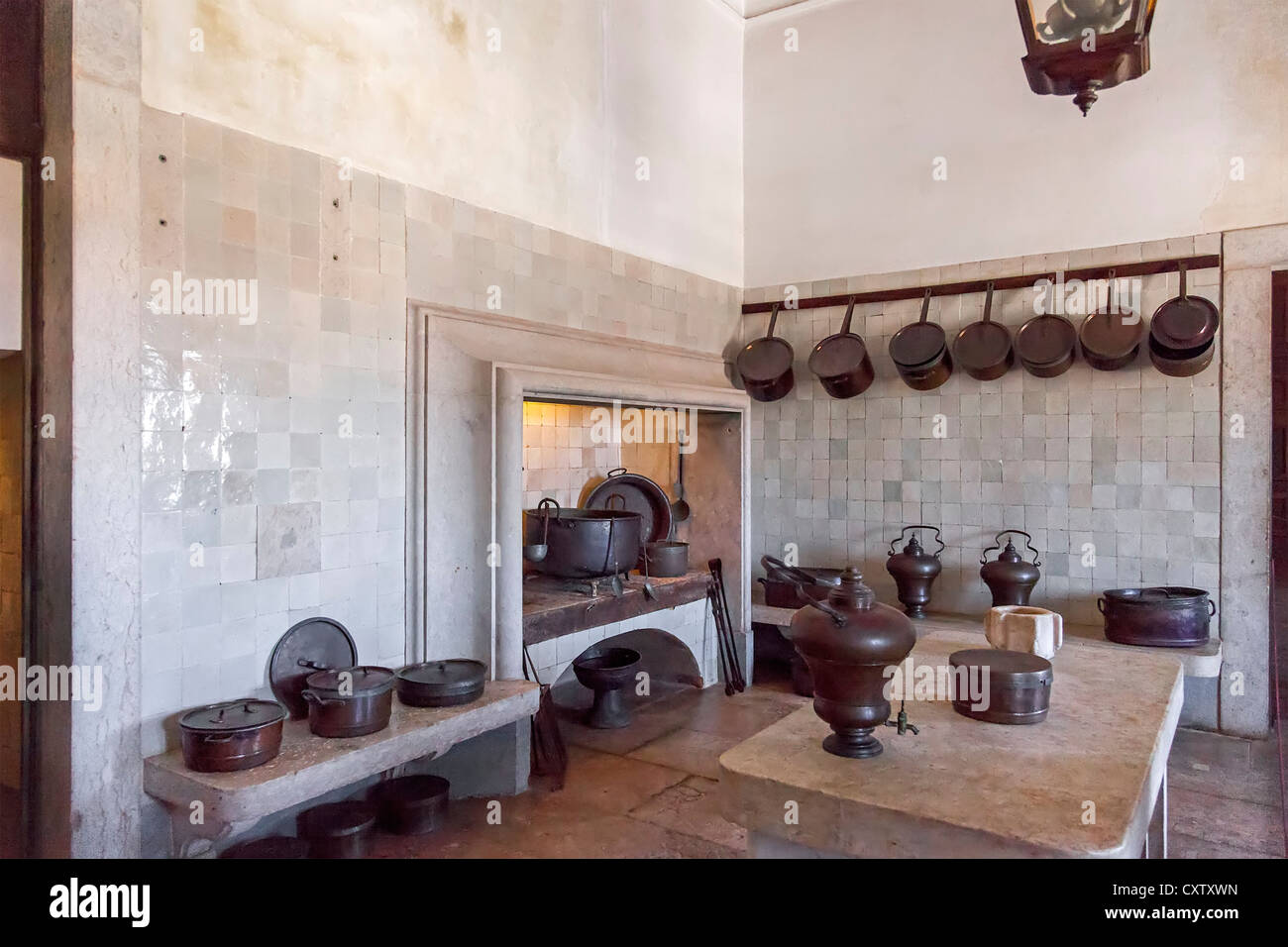 Copper pots and pans hi-res stock photography and images - Alamy