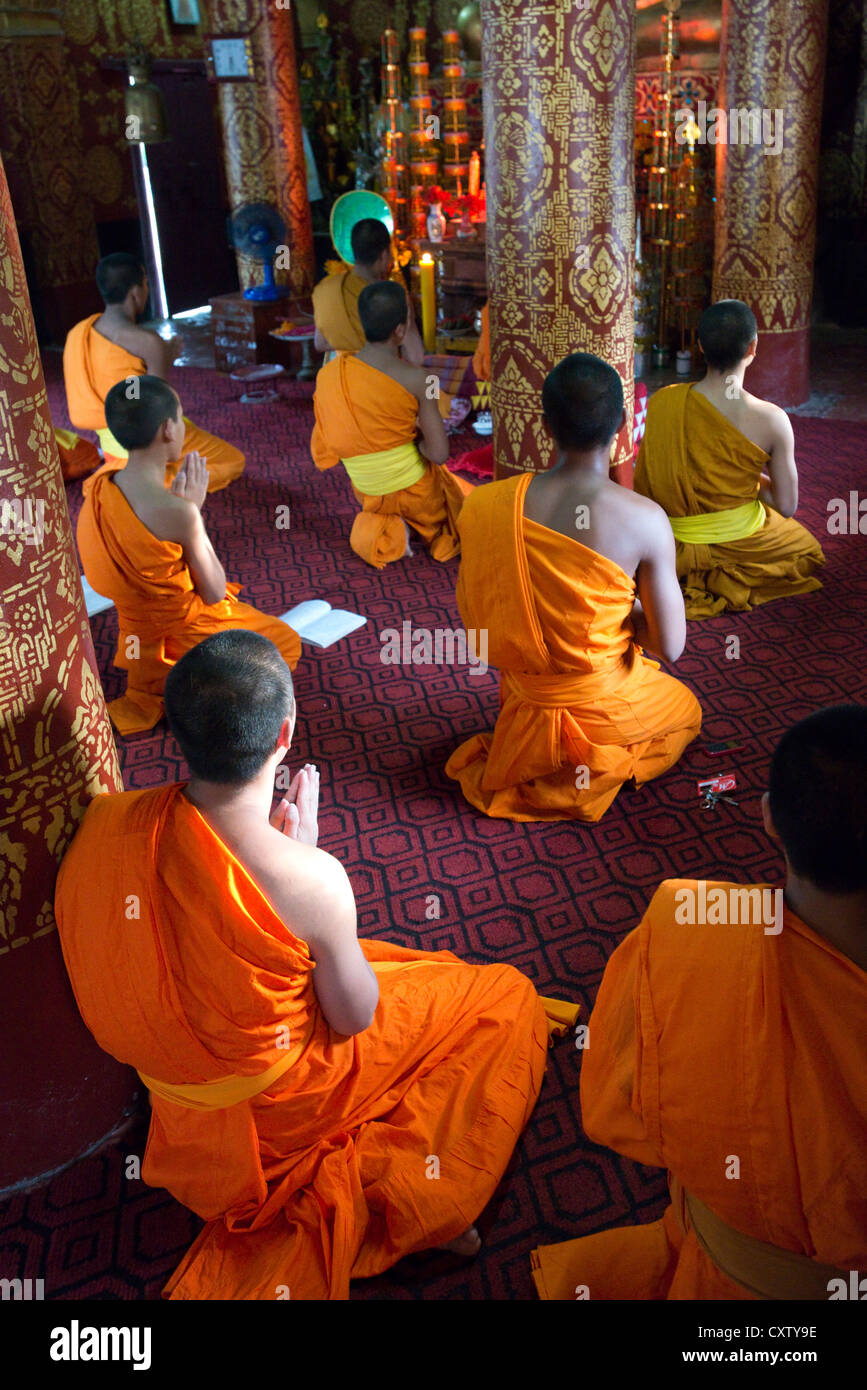 Buddhist monks kneeling in temple hi-res stock photography and images ...