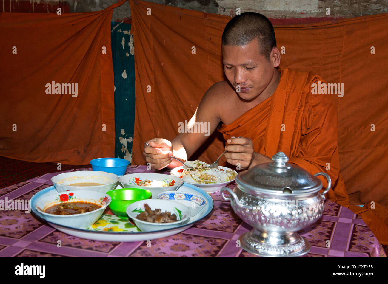 Buddhist monks eating hi-res stock photography and images - Alamy